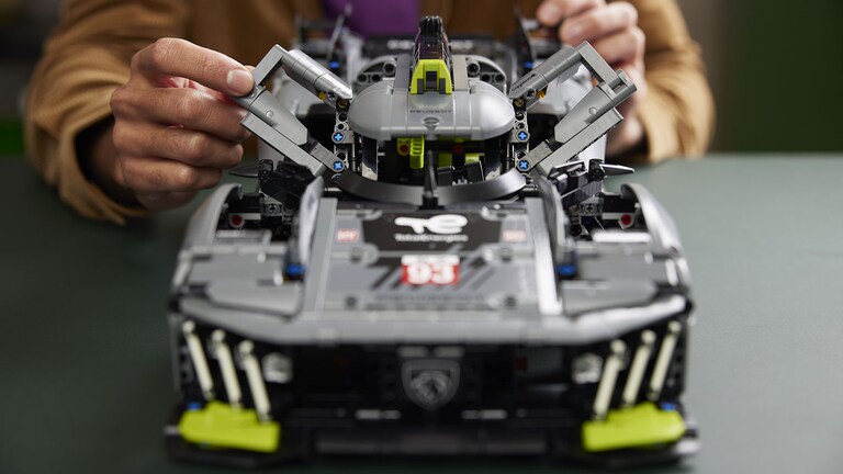 DUIK IN DE WERELD VAN DE AUTOSPORT MET DE HYBRIDE PEUGEOT HYPERCAR 9X8 IN LEGO® TECHNIC™ UITVOERING